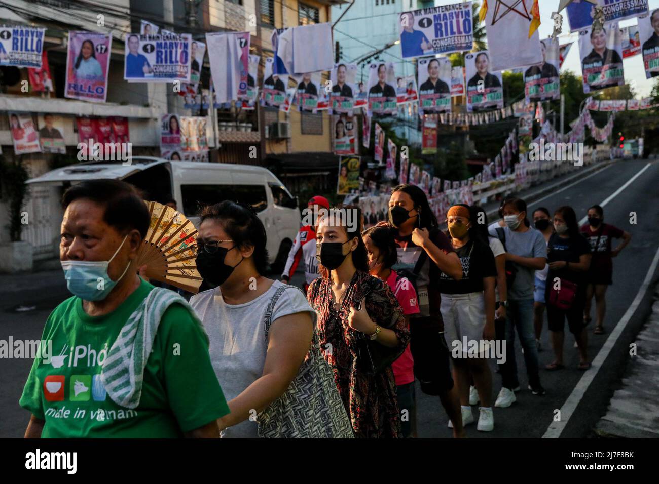 Manila, Philippines. 9th May, 2022. People queue to vote outside a ...