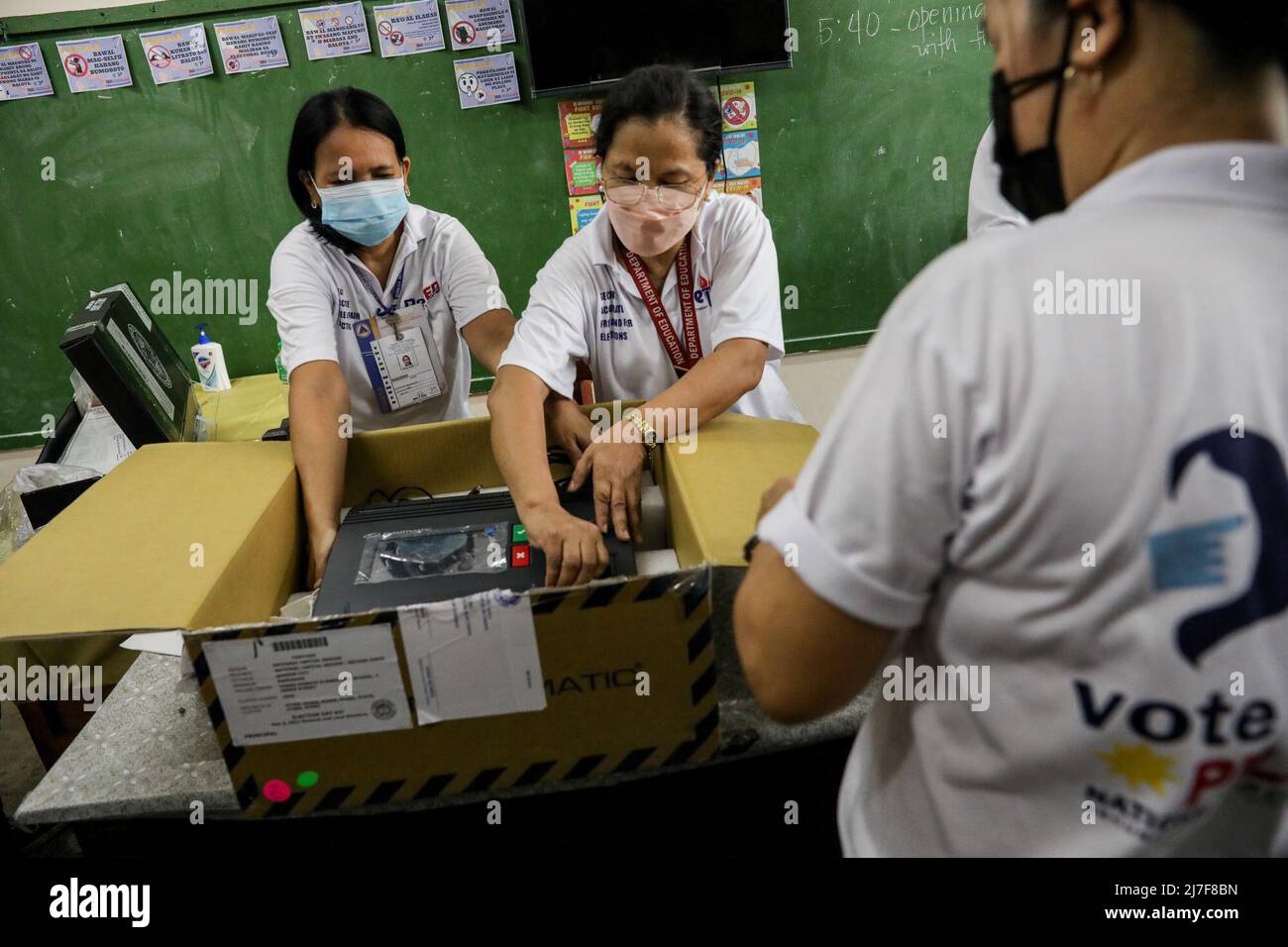 Manila, Philippines. 9th May, 2022. Staff prepare a voting machine ...