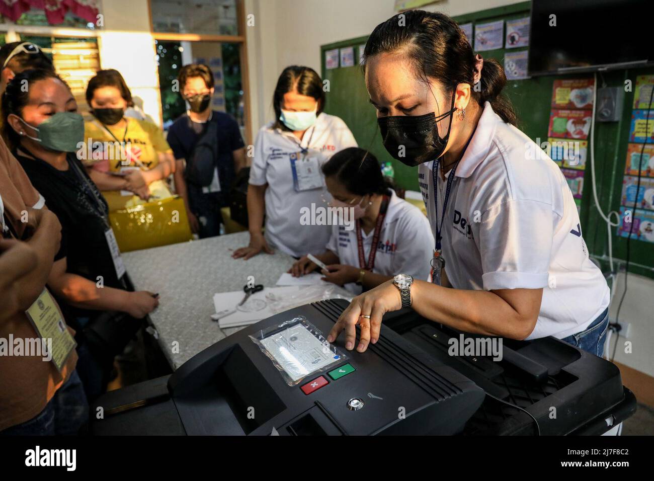 Manila, Philippines. 9th May, 2022. Staff prepare a voting machine ...