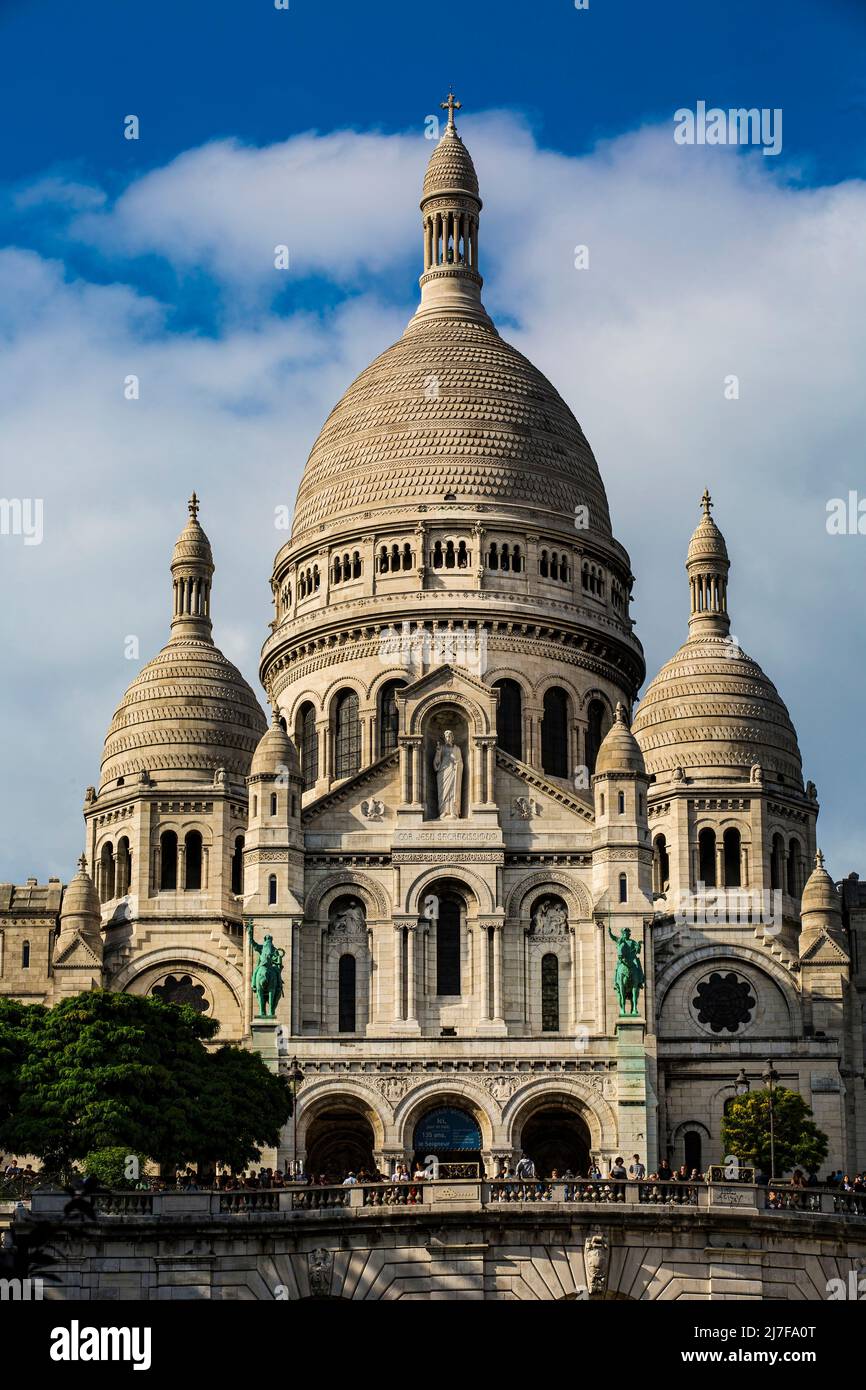Front view of the Basilica of the Sacré-Coeur in the Parisian district ...