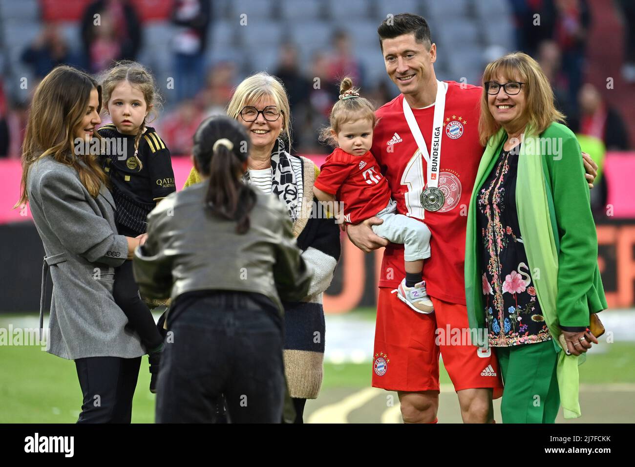Robert LEWANDOWSKI (FC Bayern Munich) with wife Anna and daughters ...