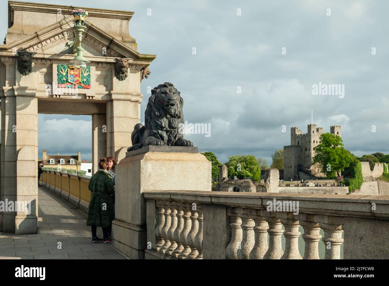 May afternoon on Rochester Bridge in Kent, England. Rochester Castle in ...