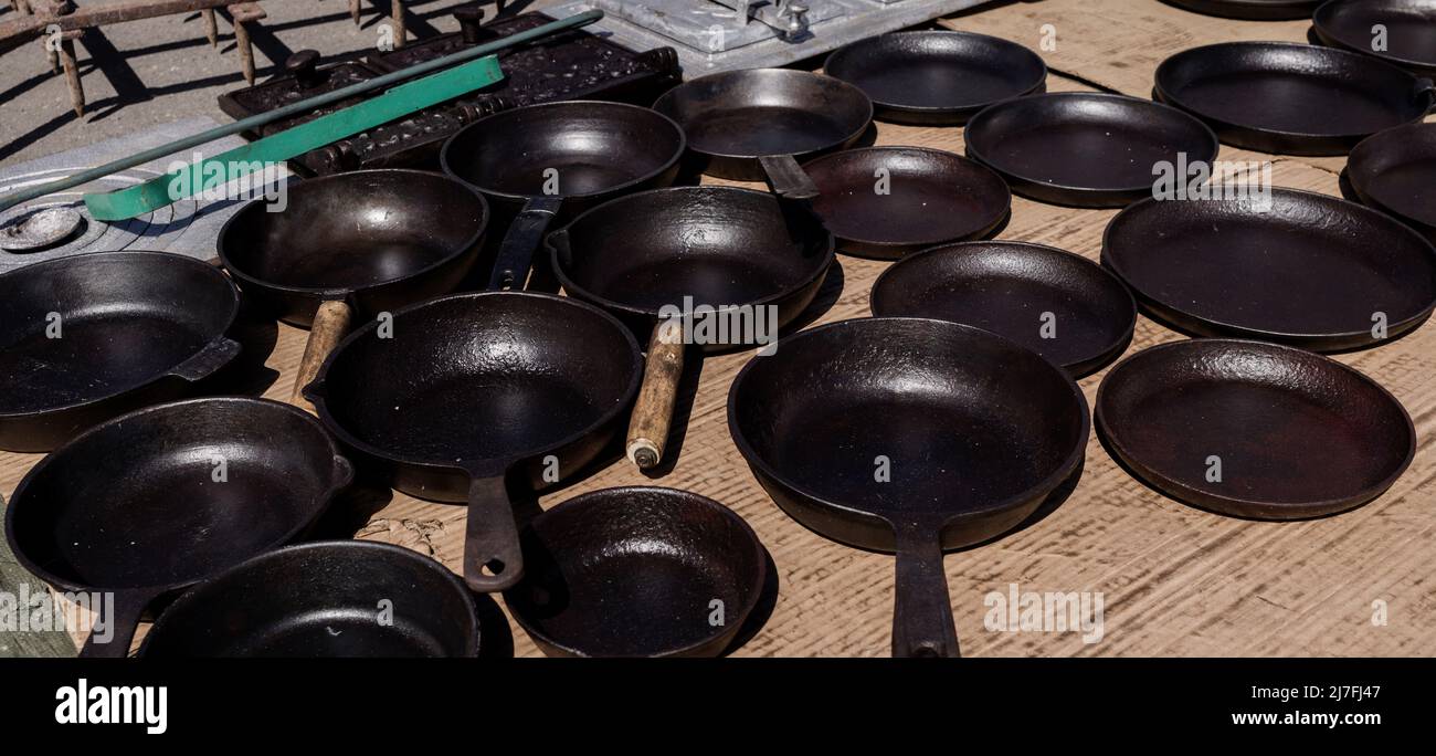 Cast iron vintage pans hi-res stock photography and images - Alamy