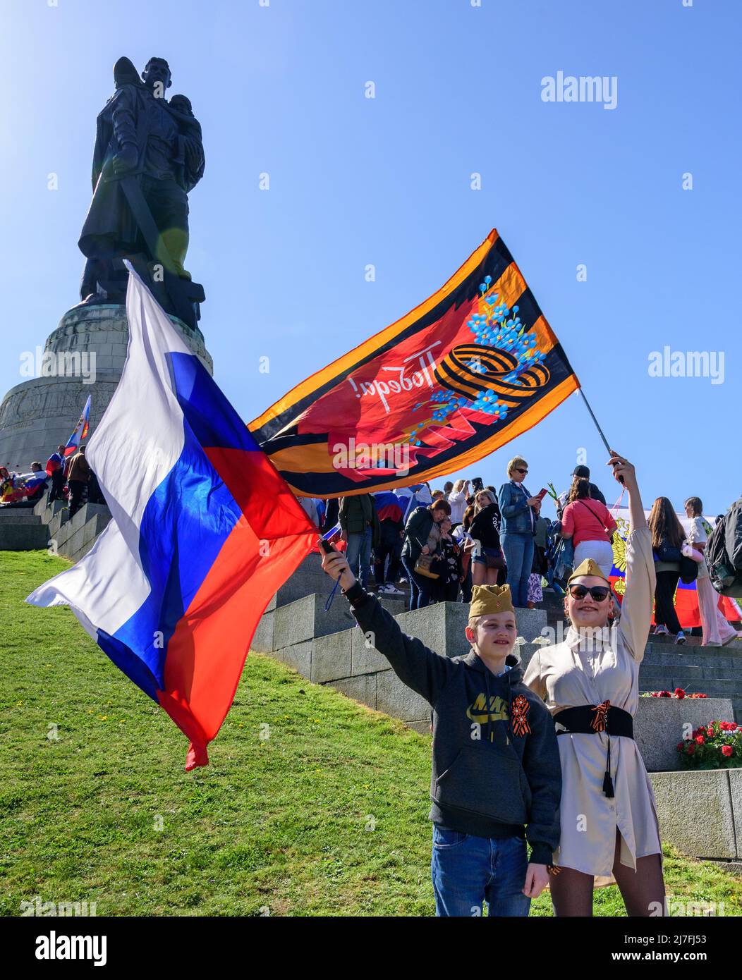 Berlin, Germany. 9th May, 2022. Russians in Berlin waving flags at a ...