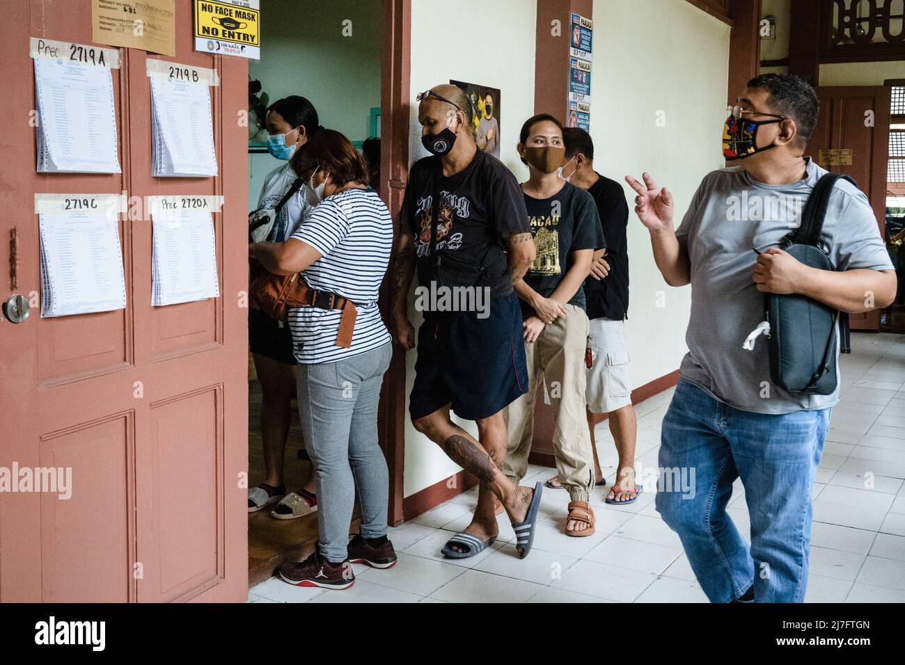 Manila, Philippines. 09th May, 2022. People wait cast their votes at a ...