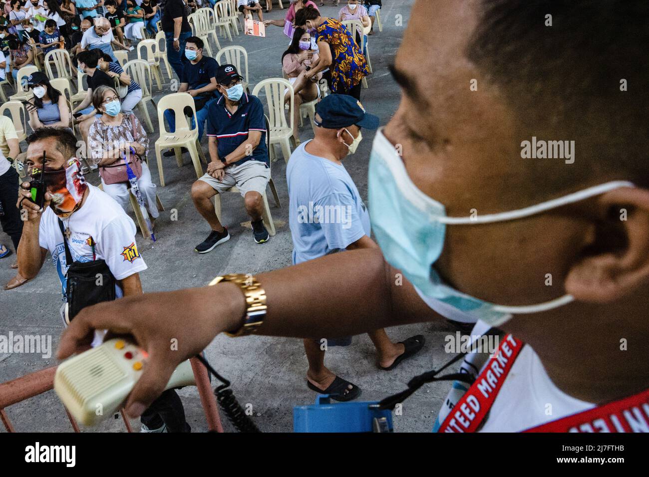 Manila, Philippines. 09th May, 2022. People wait cast their votes at a ...
