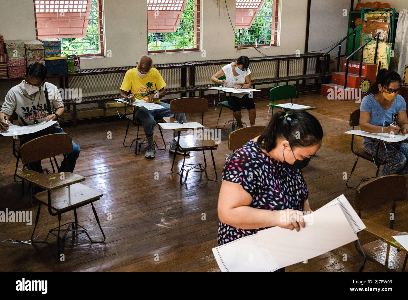 Manila, Philippines. 09th May, 2022. People cast their votes at a ...