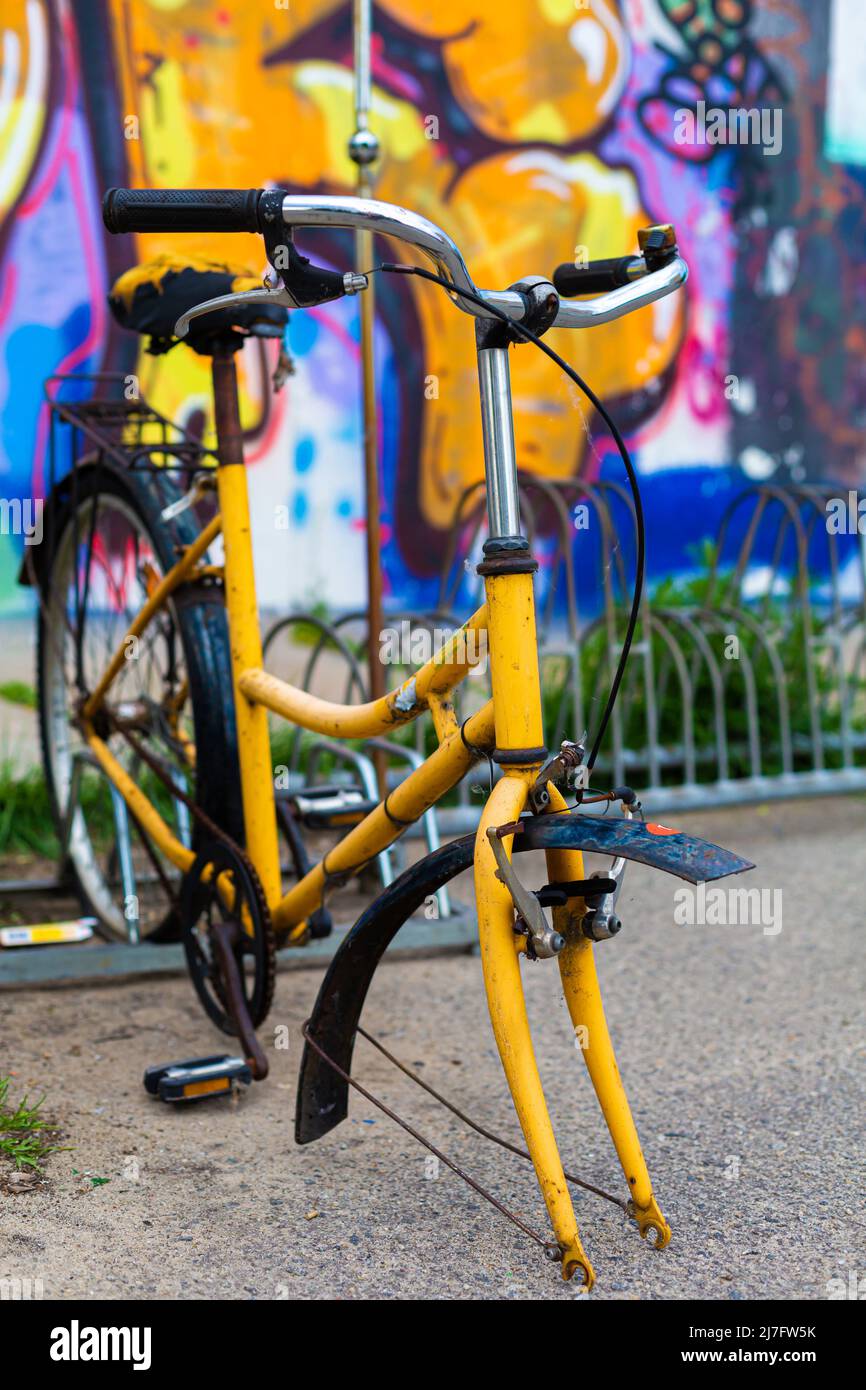 An abandoned bike without a front wheel Stock Photo - Alamy