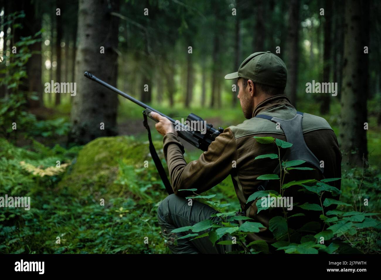 Camouflage hunter in forest hi-res stock photography and images - Alamy