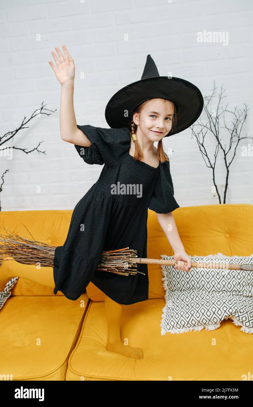Tween witch hi-res stock photography and images - Alamy
