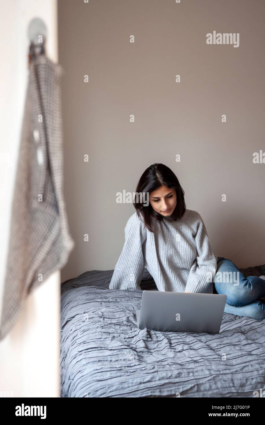 Using laptop on bed hi-res stock photography and images - Alamy