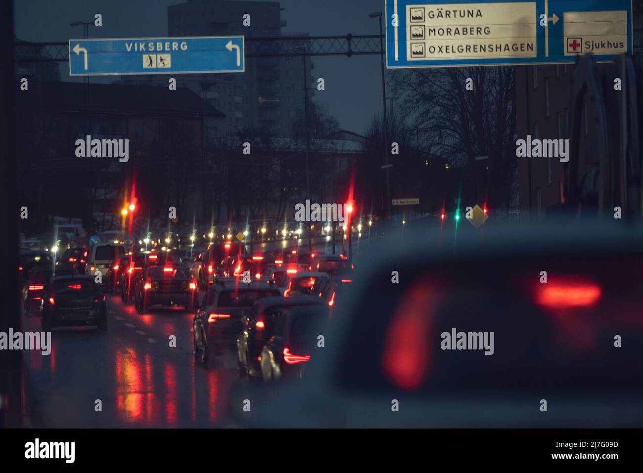 Waiting for traffic lights to change hi-res stock photography and ...