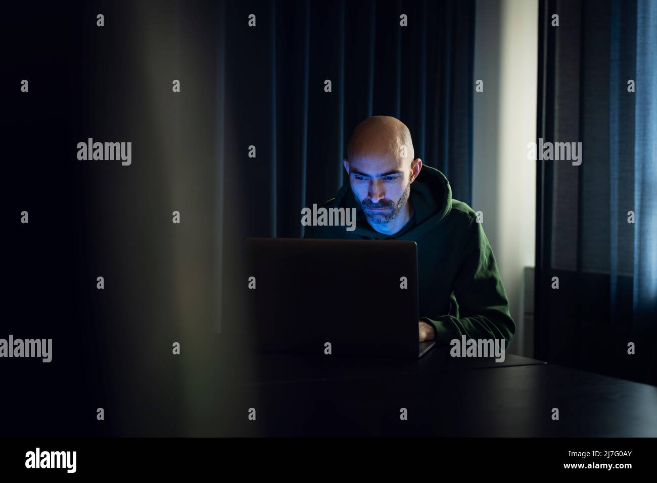 Man at dark computer hi-res stock photography and images - Alamy
