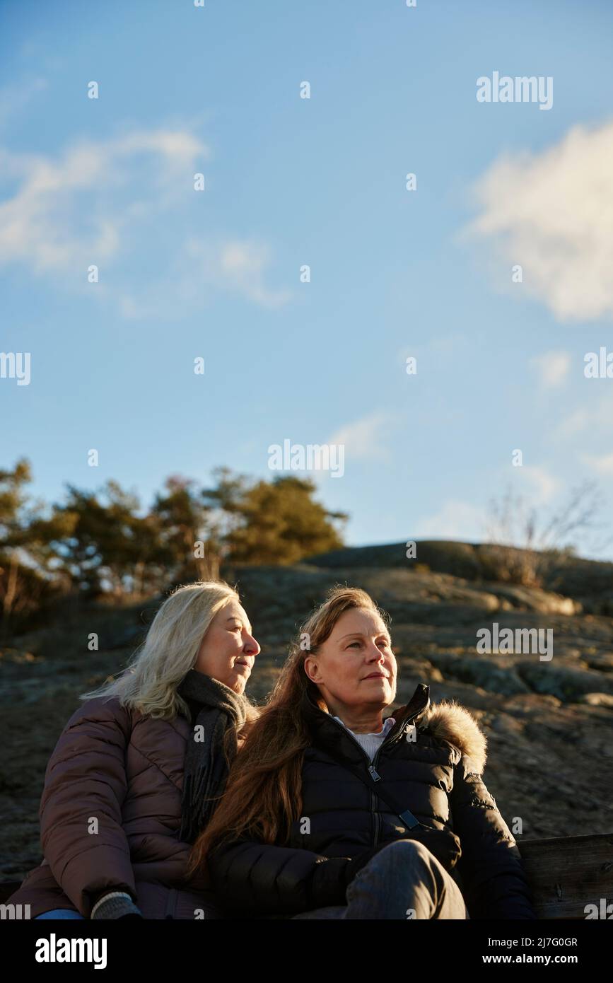 Women outside together hi-res stock photography and images - Alamy