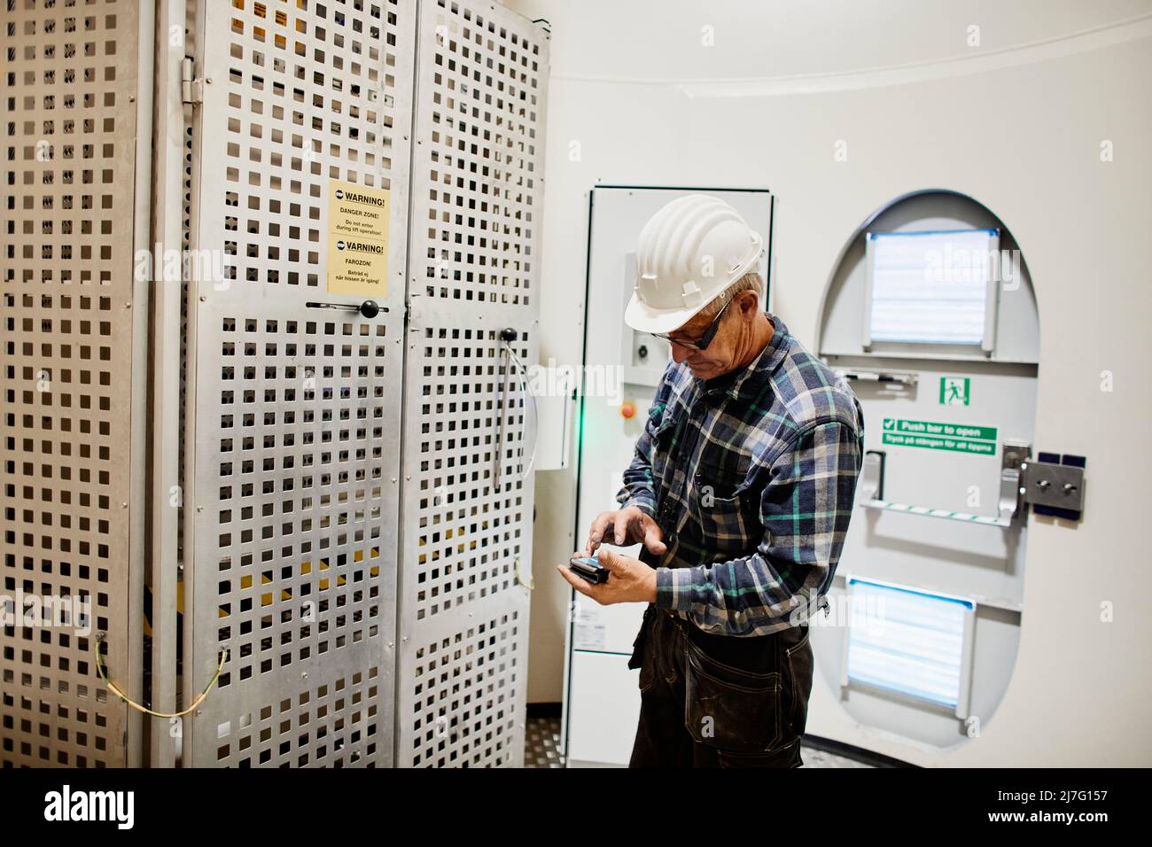 Engineer working in wind turbine Stock Photo - Alamy