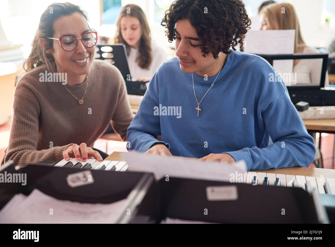 Teenagers attending keyboard lesson Stock Photo - Alamy
