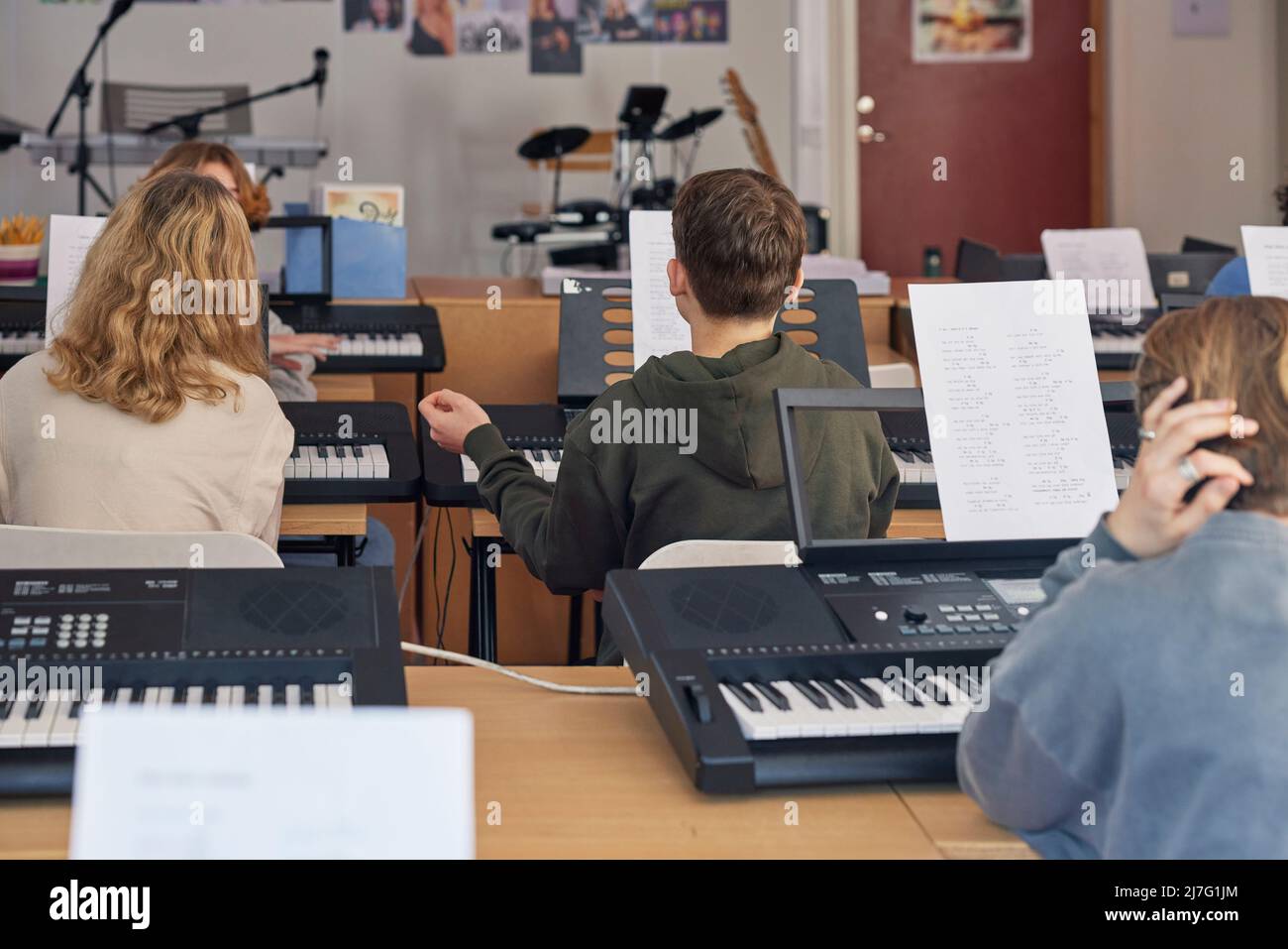 Teenagers attending keyboard lesson Stock Photo - Alamy
