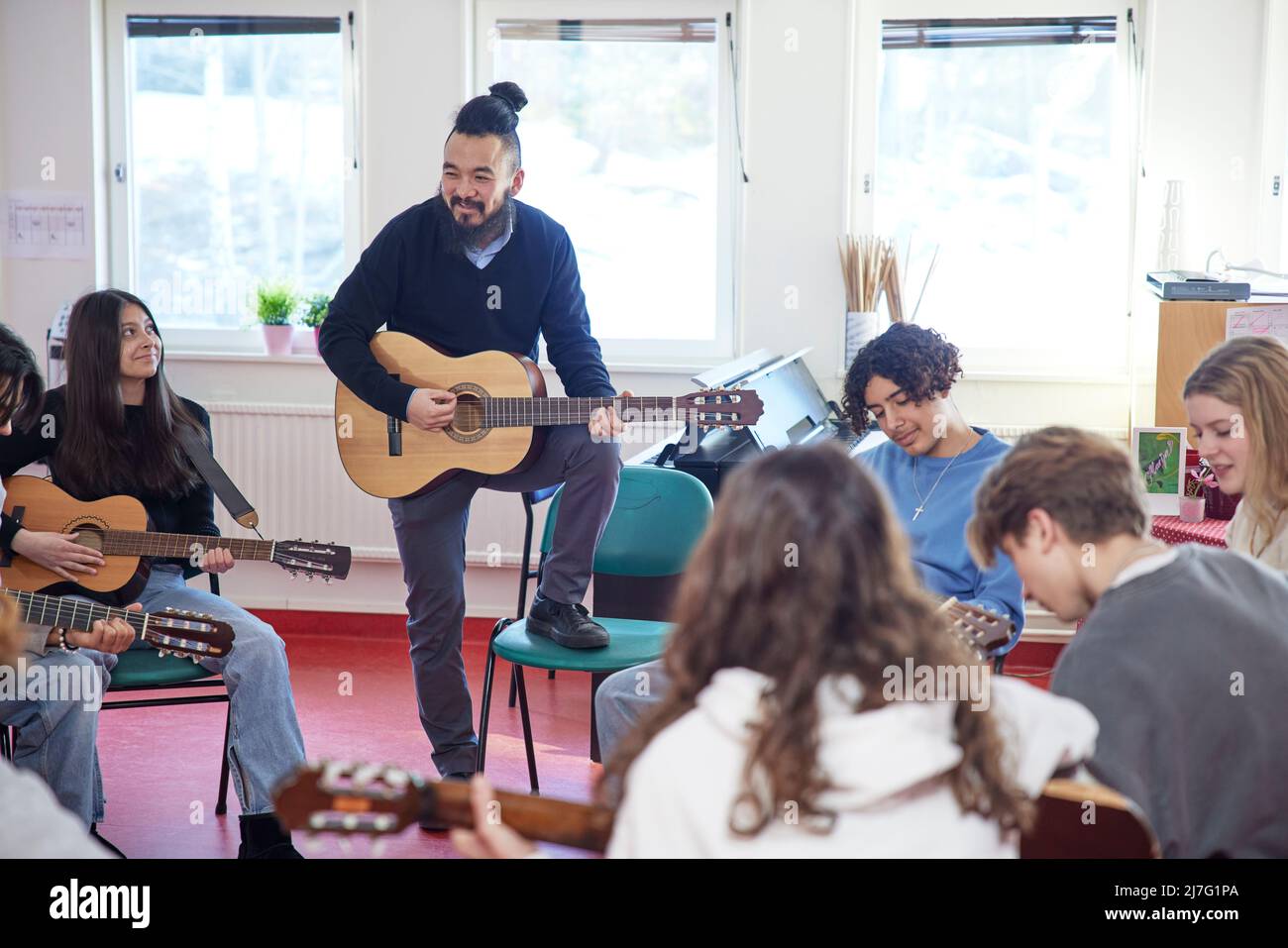 Teenage group playing music hi-res stock photography and images - Alamy