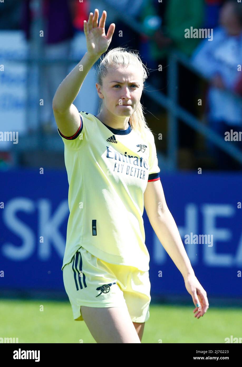 DAGENHAM, ENGLAND - MAY 08: Leah Williamson of Arsenal wave to the ...