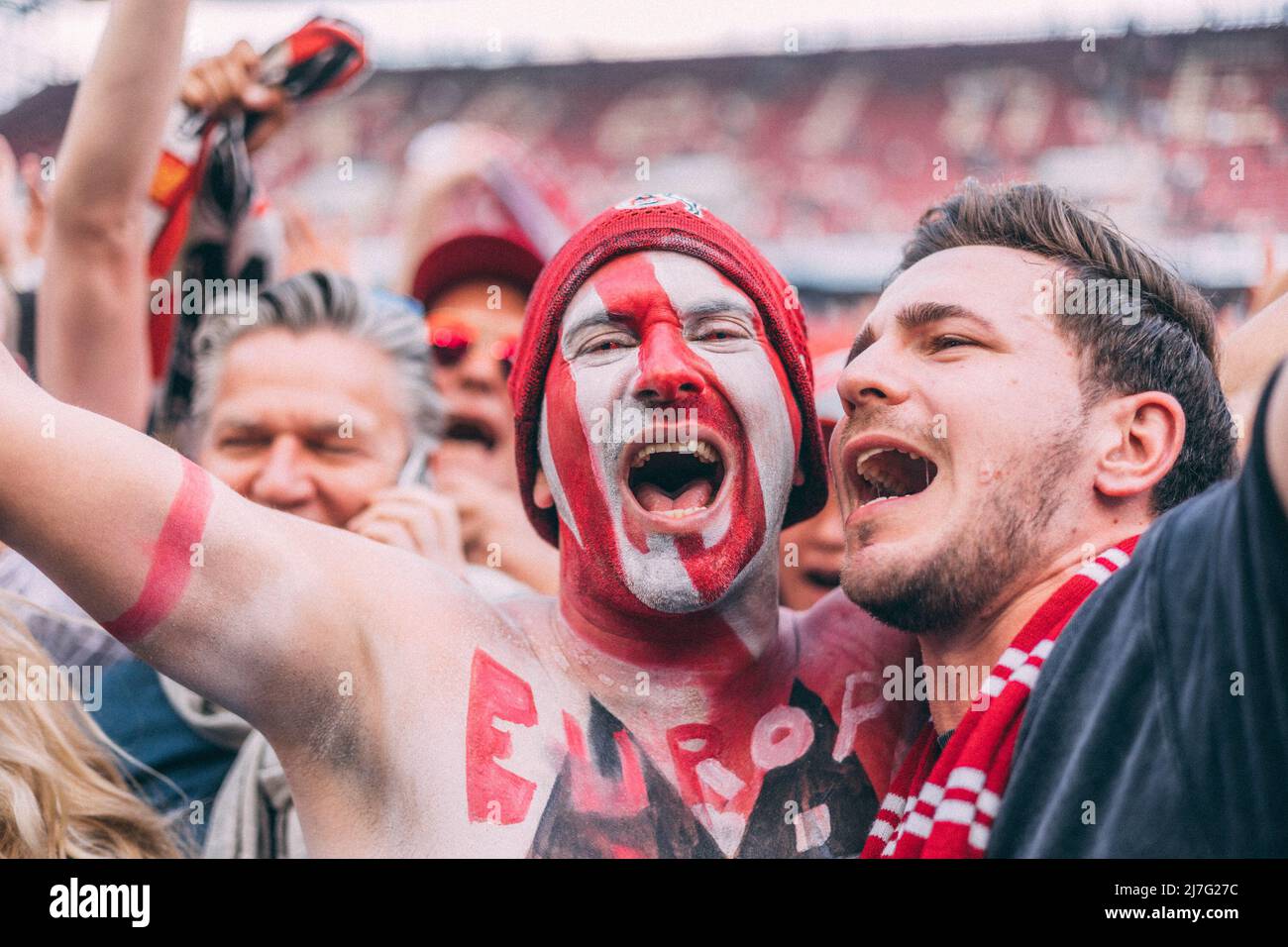 Köln, RheinEnergieStadion, 07.05.22: Fans des 1.FC Köln feiern den ...