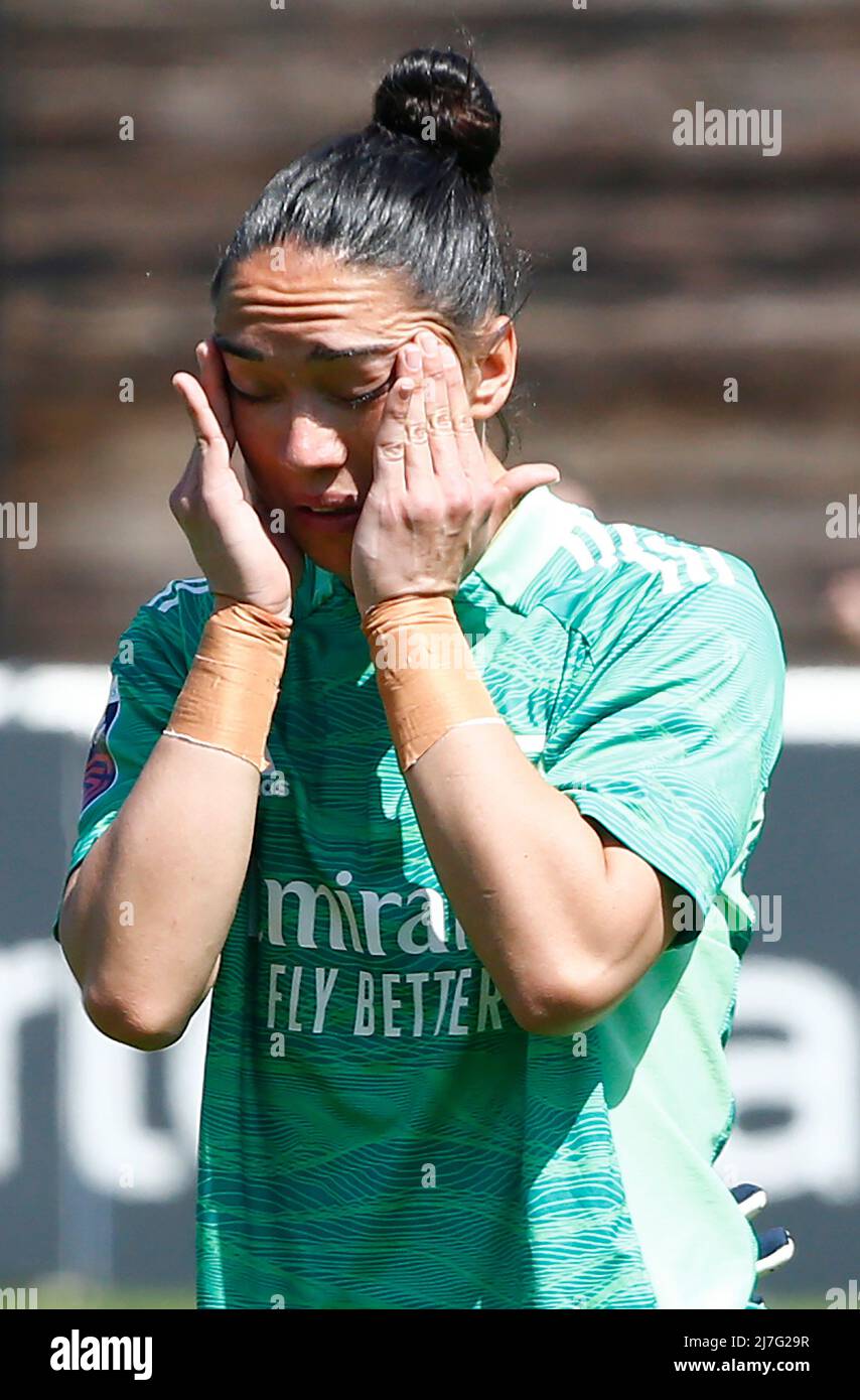 DAGENHAM, ENGLAND - MAY 08: Manuela Zinsberger of Arsenal upset after ...