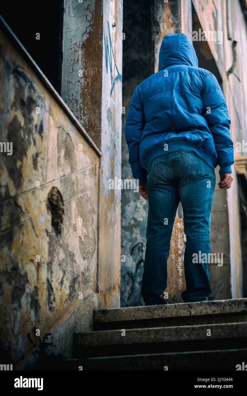 Man waiting outside building hi-res stock photography and images - Alamy
