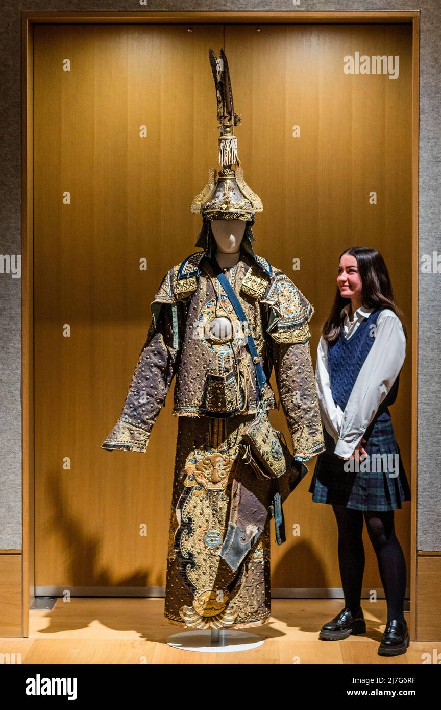 London, UK. 9th May, 2022. A rare suit of ceremonial armour with quiver ...
