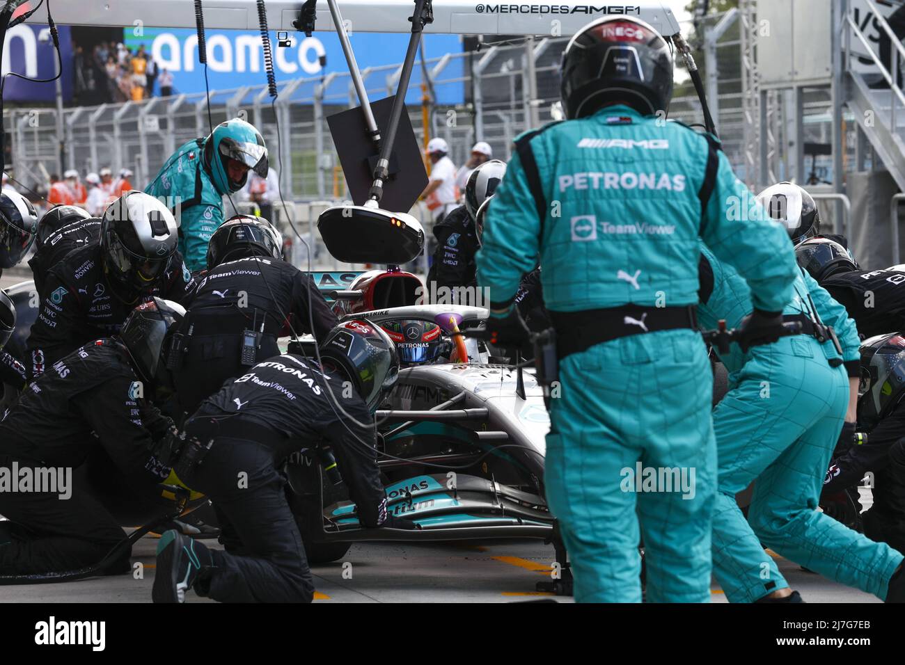 2022 formula one pit stop mercedes hi-res stock photography and images ...
