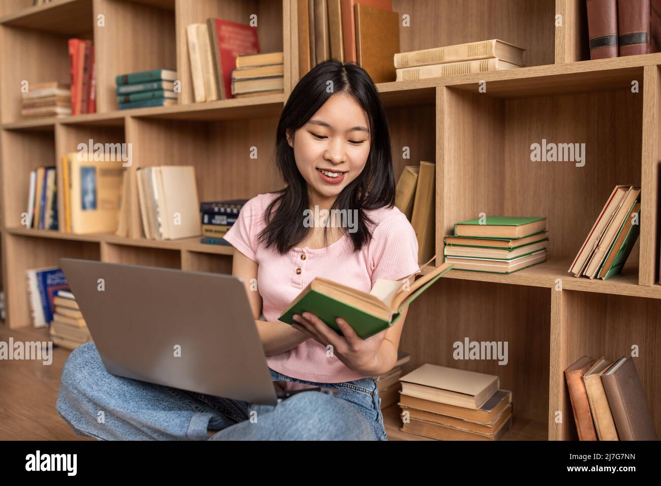 Reading laptop hi-res stock photography and images - Alamy