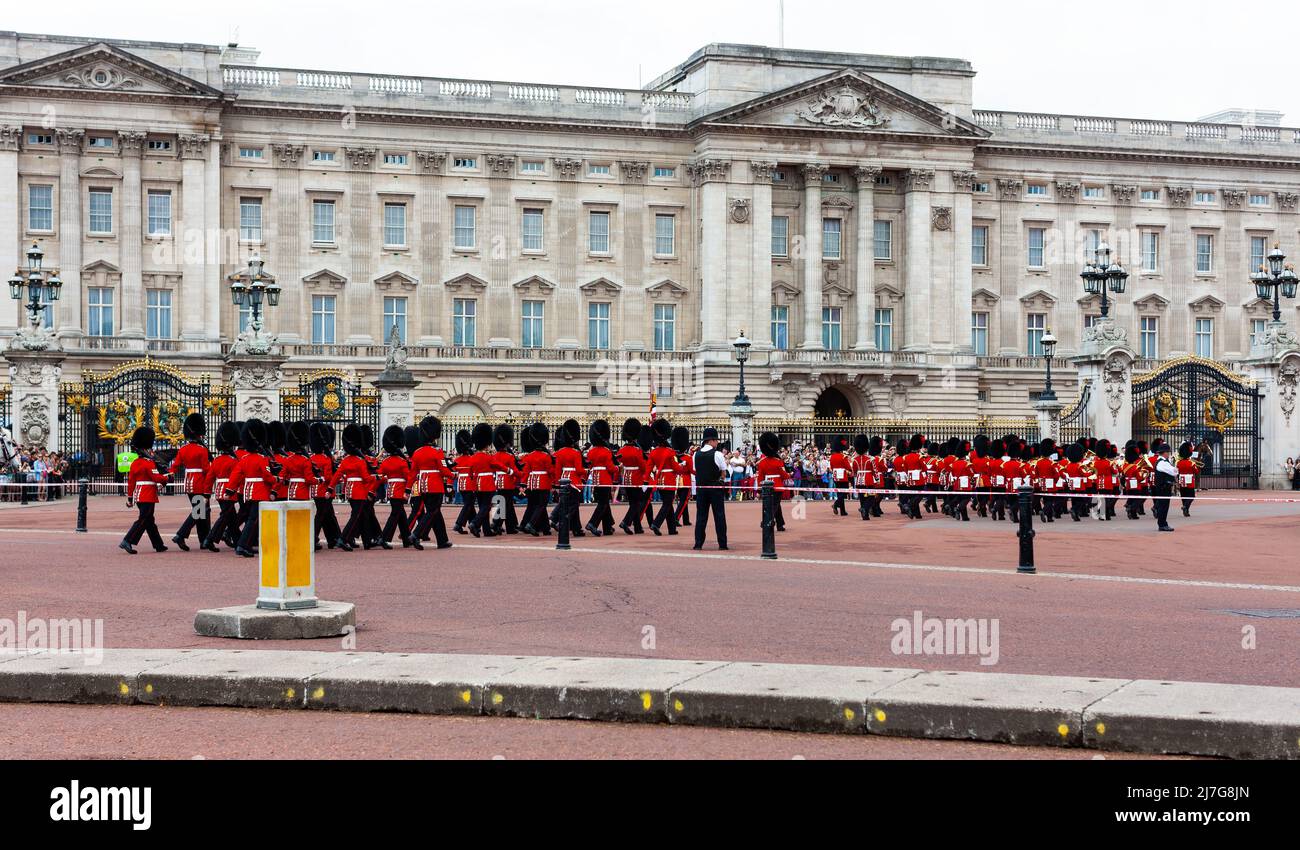 Buckingham palace parade hi-res stock photography and images - Alamy