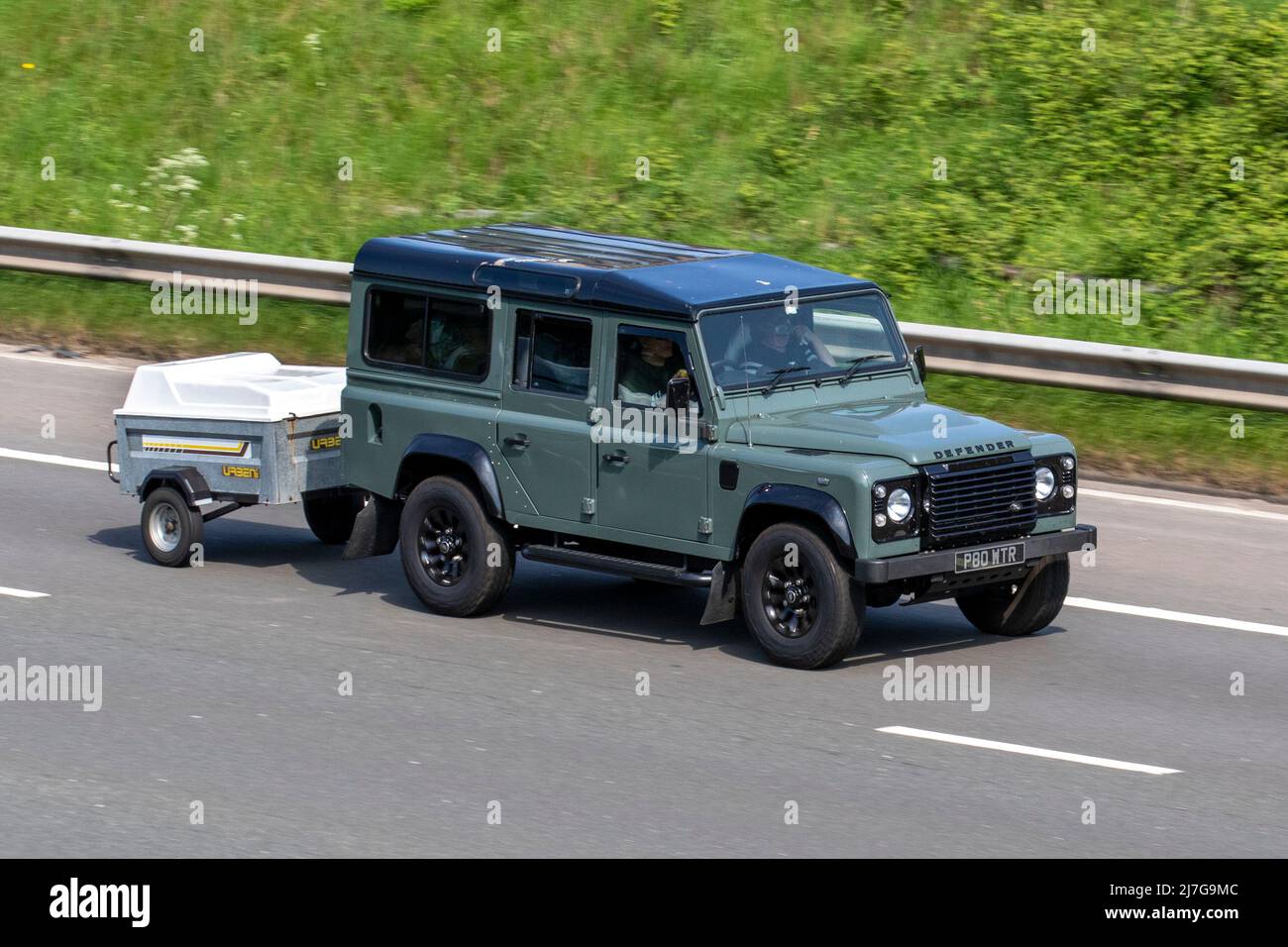 2008 green Land Rover Defender 110 C-Nty SW LWD 2402cc SUV 4x4 towing ...