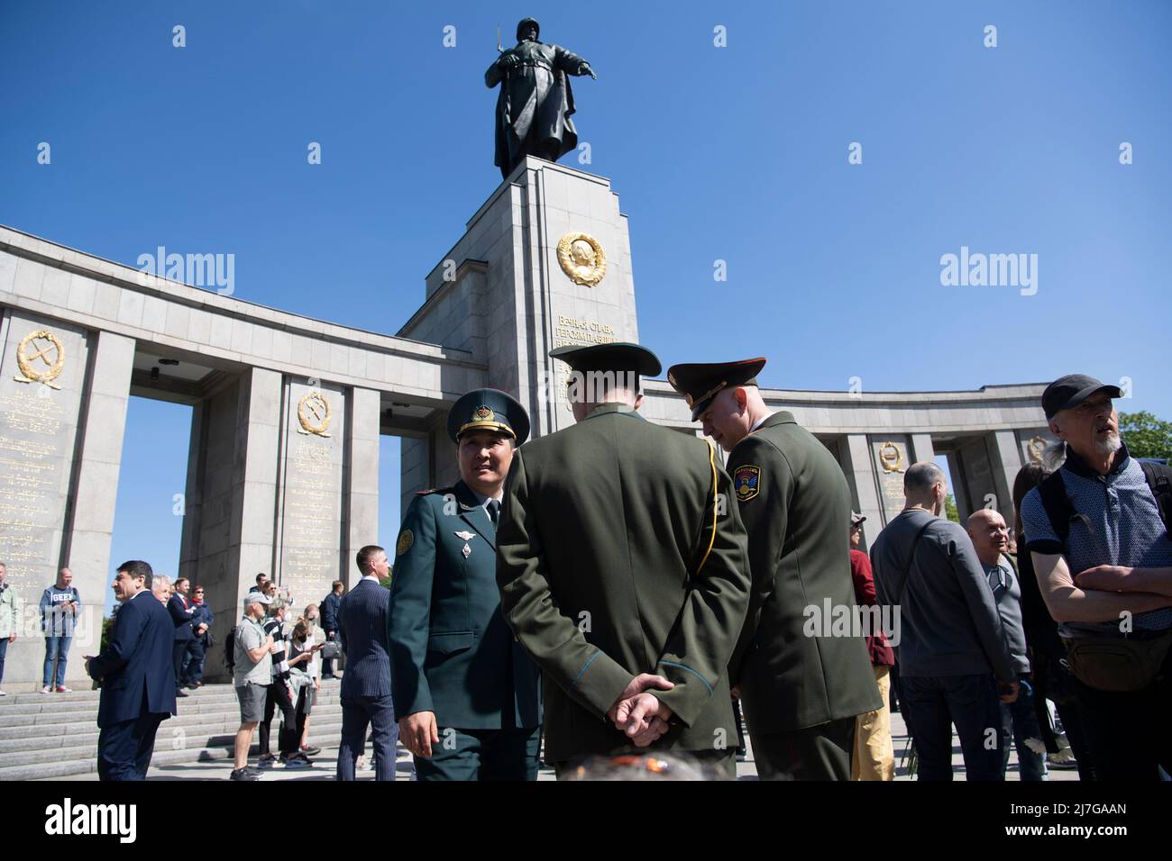 Military personnel stand together hi-res stock photography and images ...
