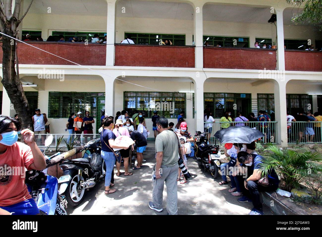 Philippines. 9th May, 2022. Voters queuing outside the school building ...