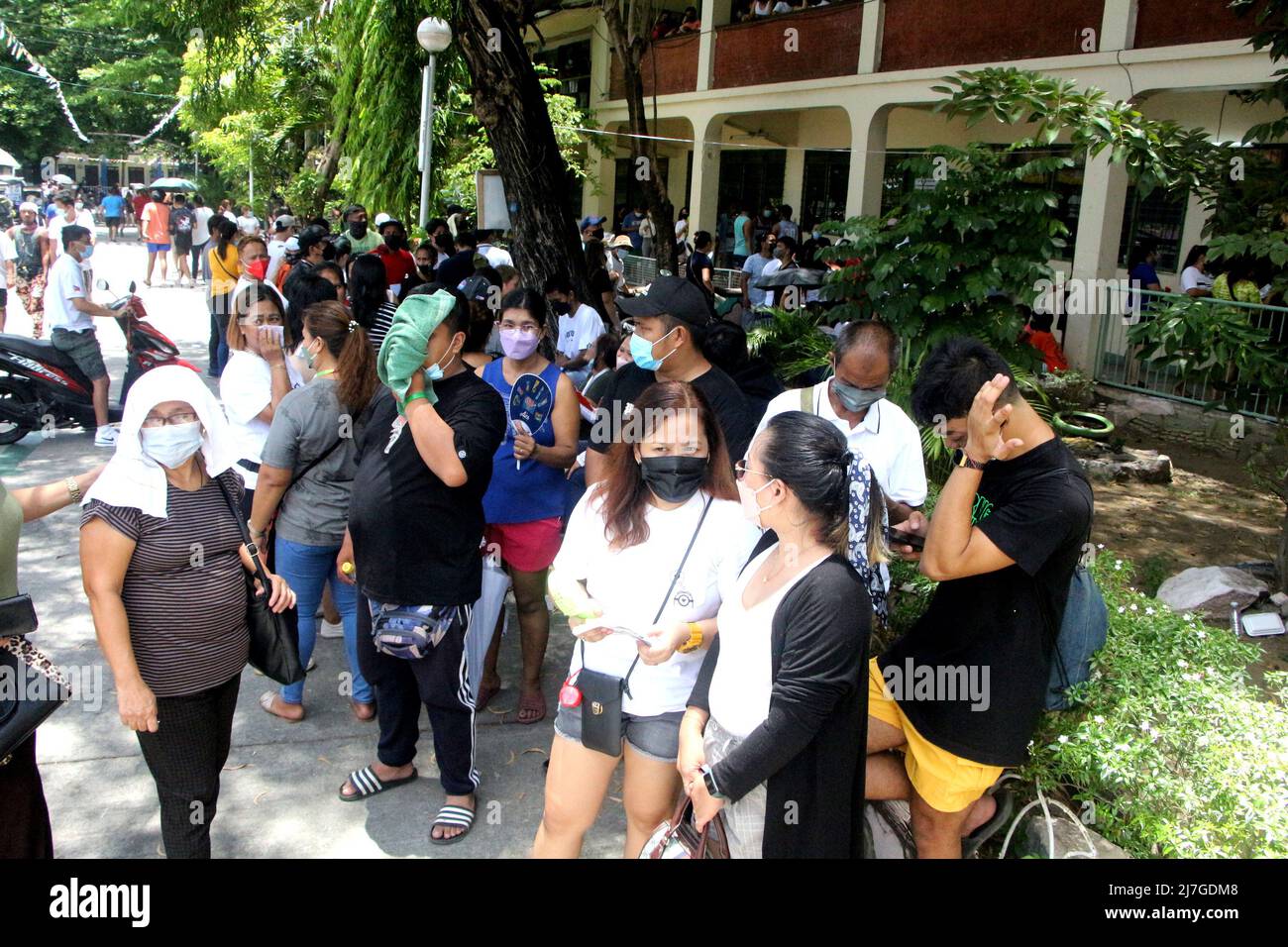Philippines. 9th May, 2022. Voters queuing outside the school building ...