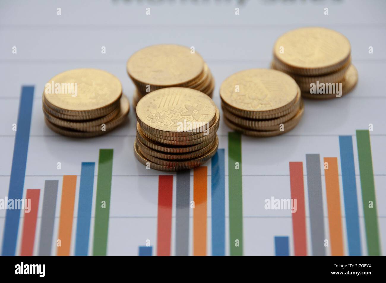 Magnifying glass on bar chart hi-res stock photography and images - Alamy