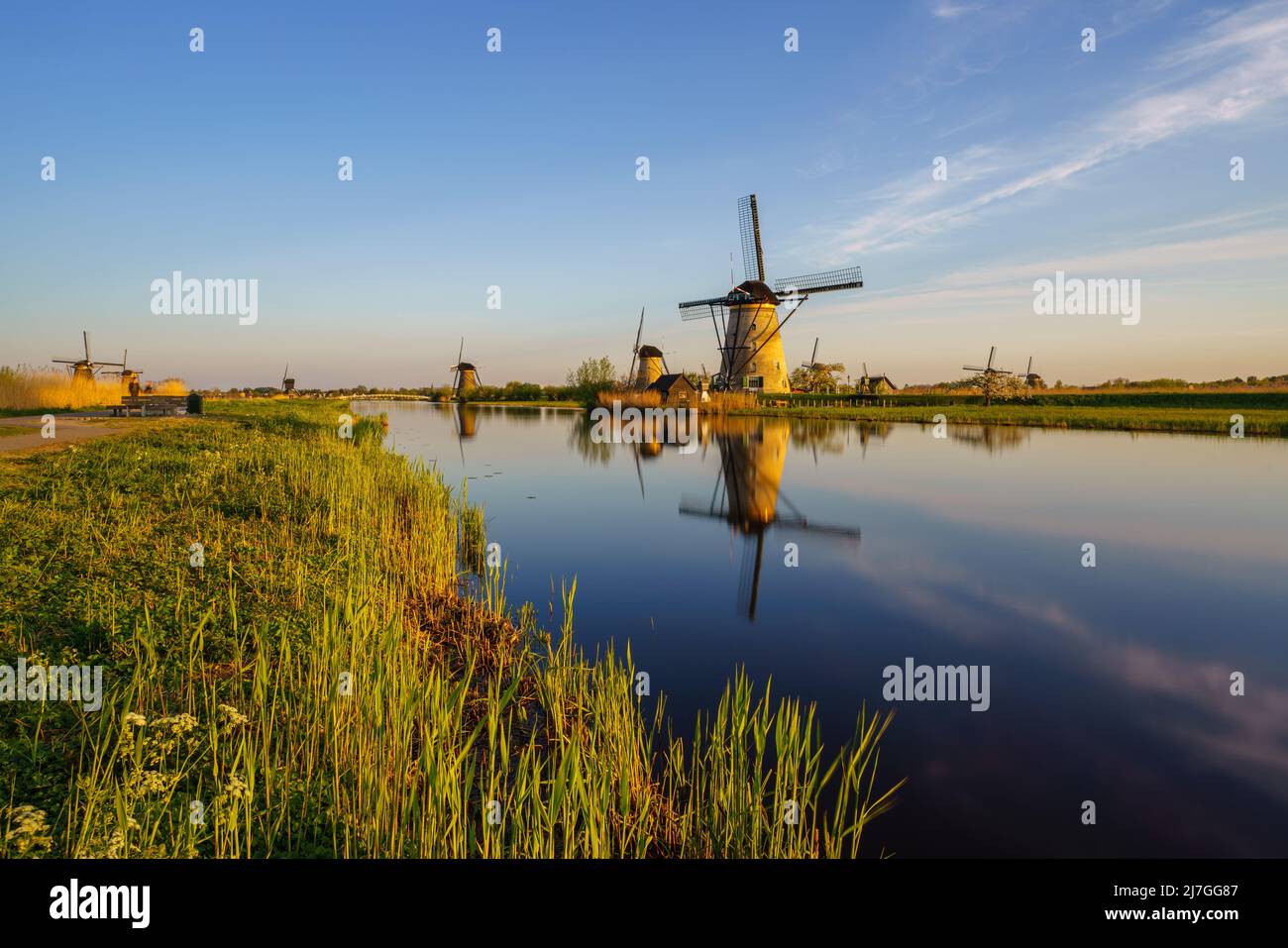 Unesco Werelderfgoed Kinderdijk Molens, Ancient Windmills at dusk in ...