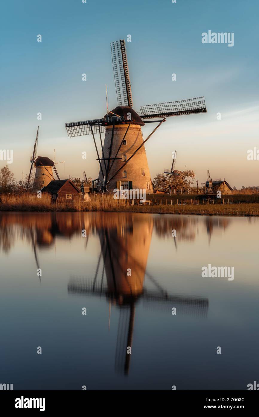 Unesco Werelderfgoed Kinderdijk Molens, Ancient Windmills at dusk in Kinderdijk in Netherlands ...