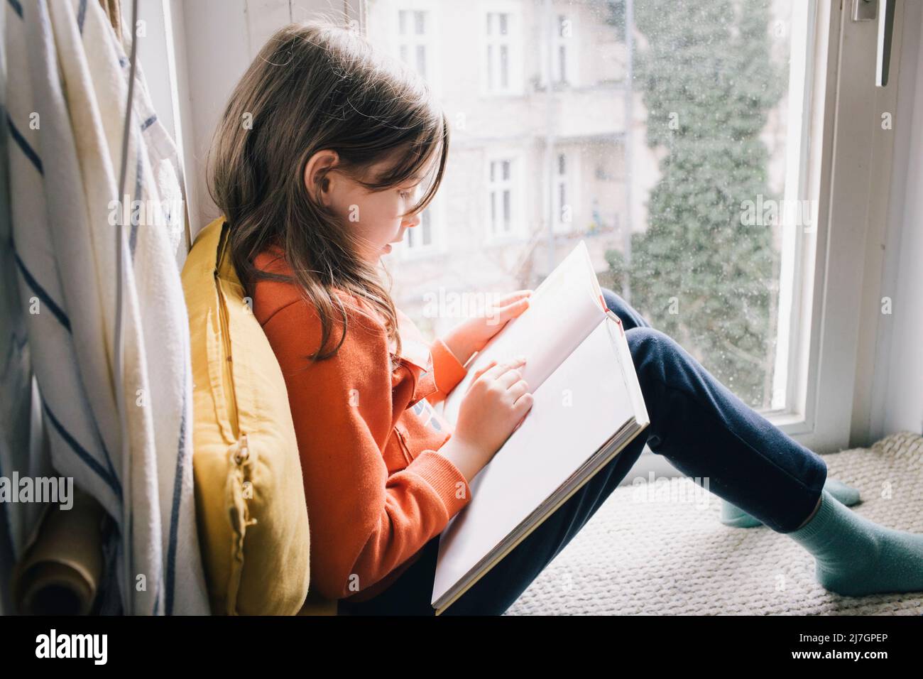 Girl reading hi-res stock photography and images - Alamy