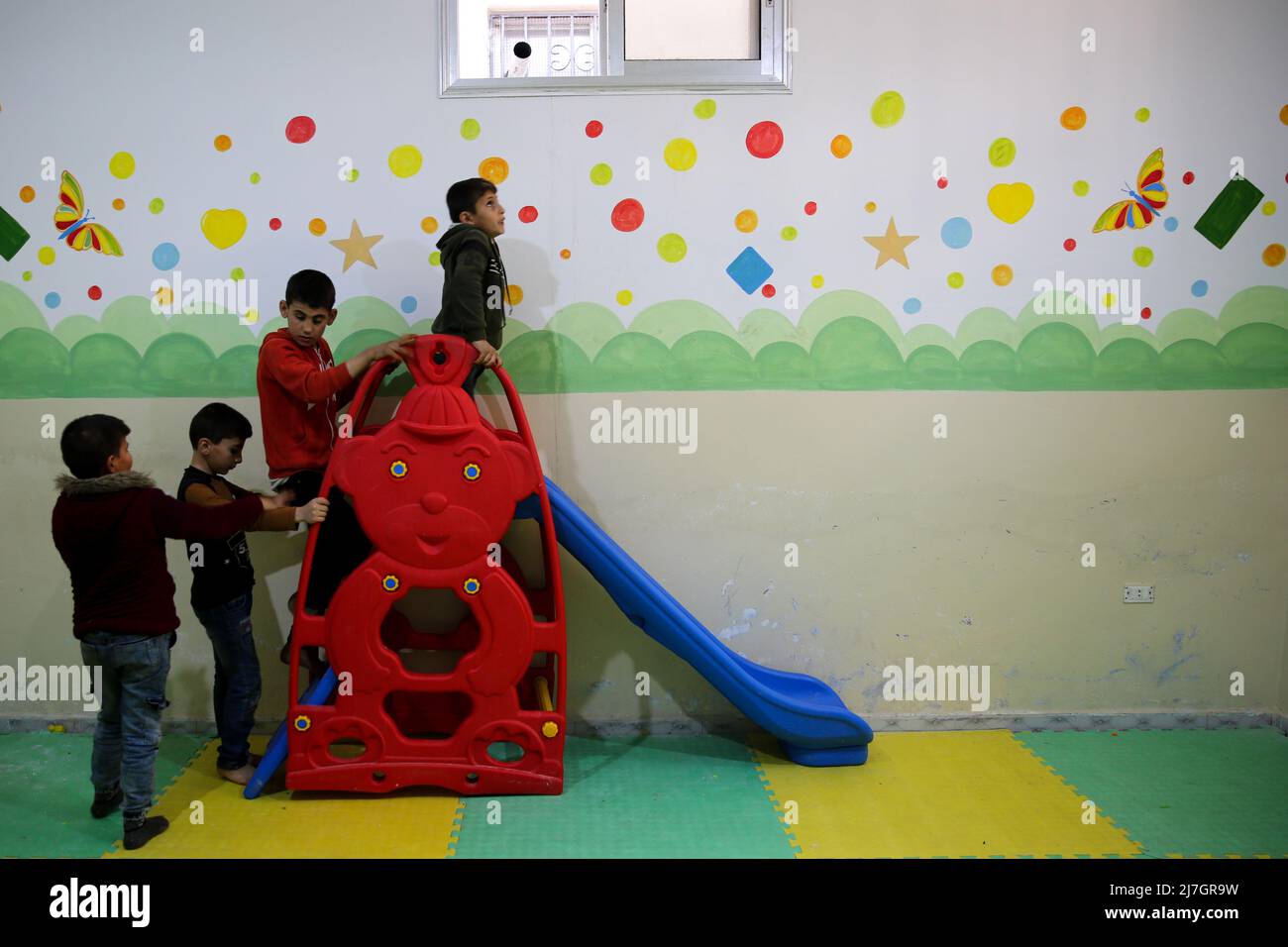 Children different school subjects hi-res stock photography and images ...
