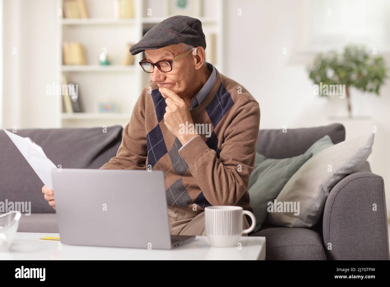 Man sitting reading paper hi-res stock photography and images - Alamy