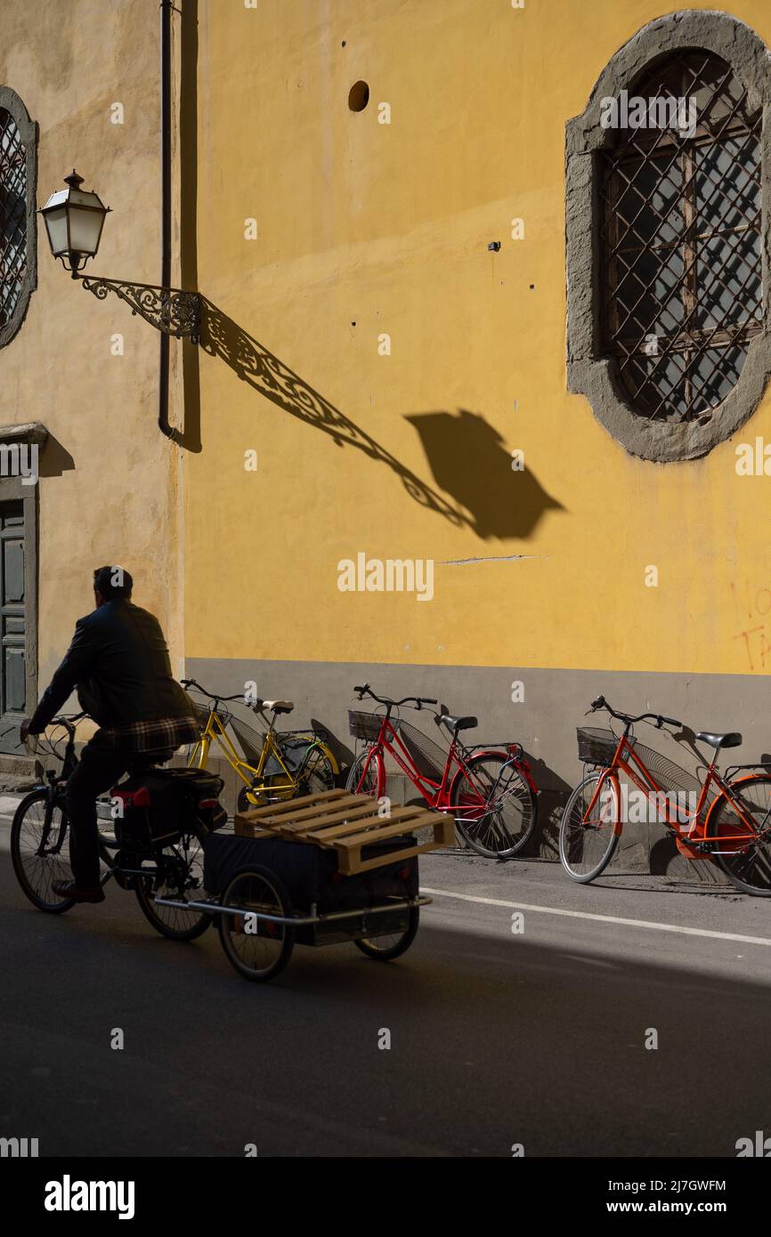 Bikes in the old medieval city of Lucca Stock Photo - Alamy