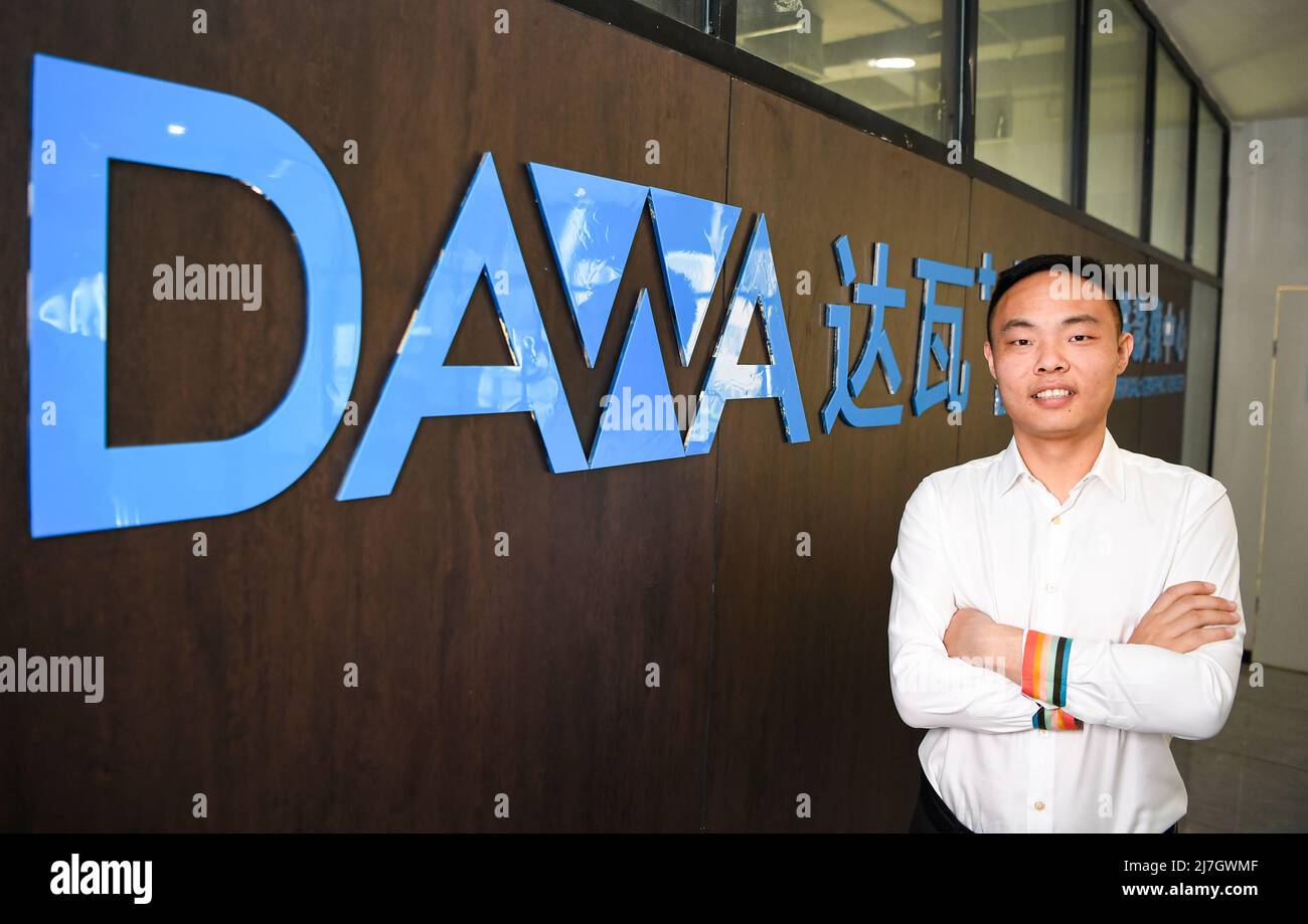 (220509) -- CHONGQING, May 9, 2022 (Xinhua) -- Lu Qi poses for photos ...