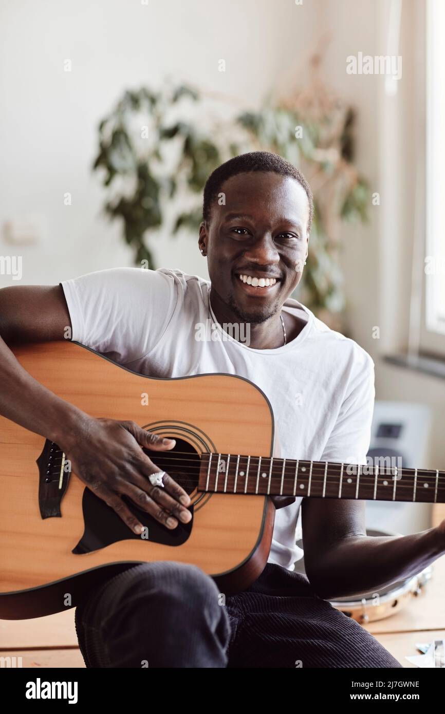Man practicing guitar hi-res stock photography and images - Alamy