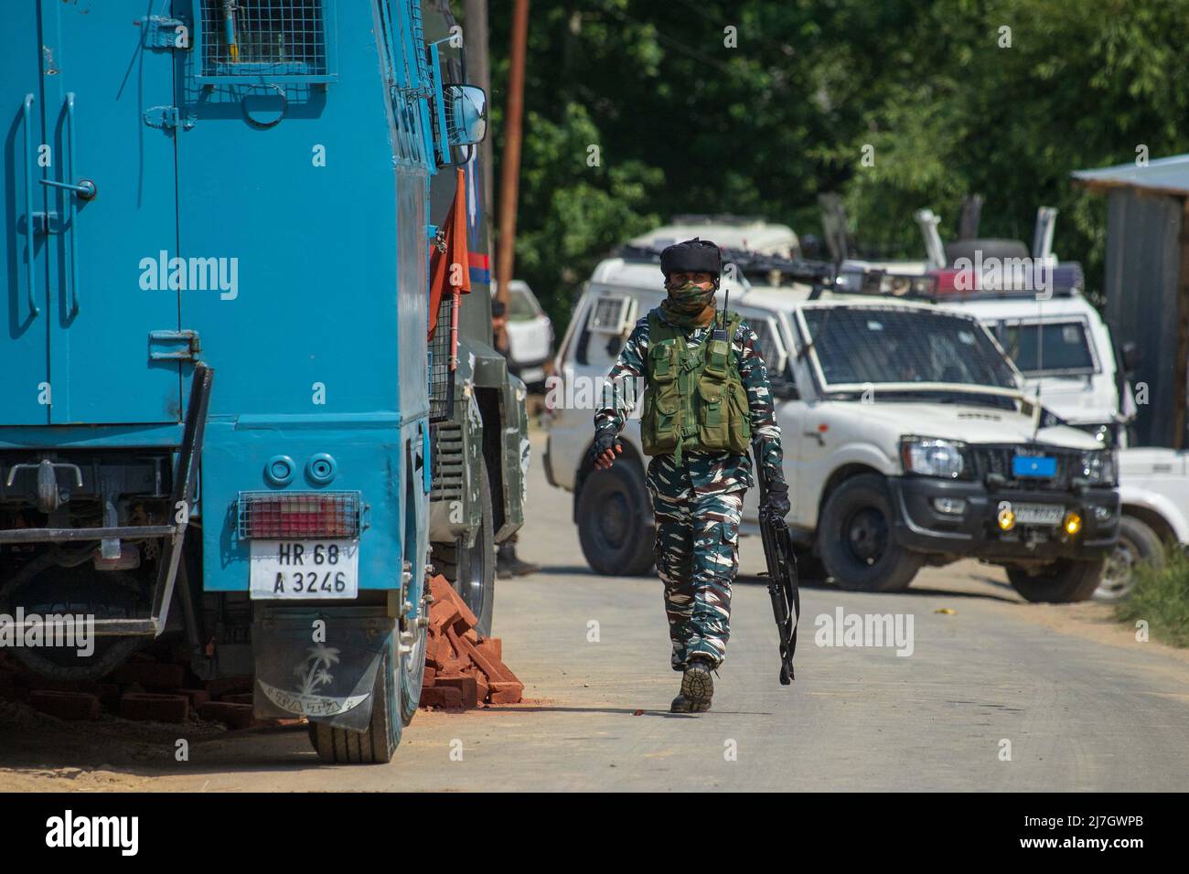 Indian paramilitary trooper walks hi-res stock photography and images ...