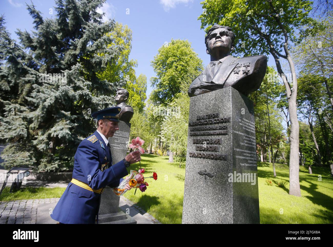A man wearing a military uniform lays flowers at the Tomb of the ...