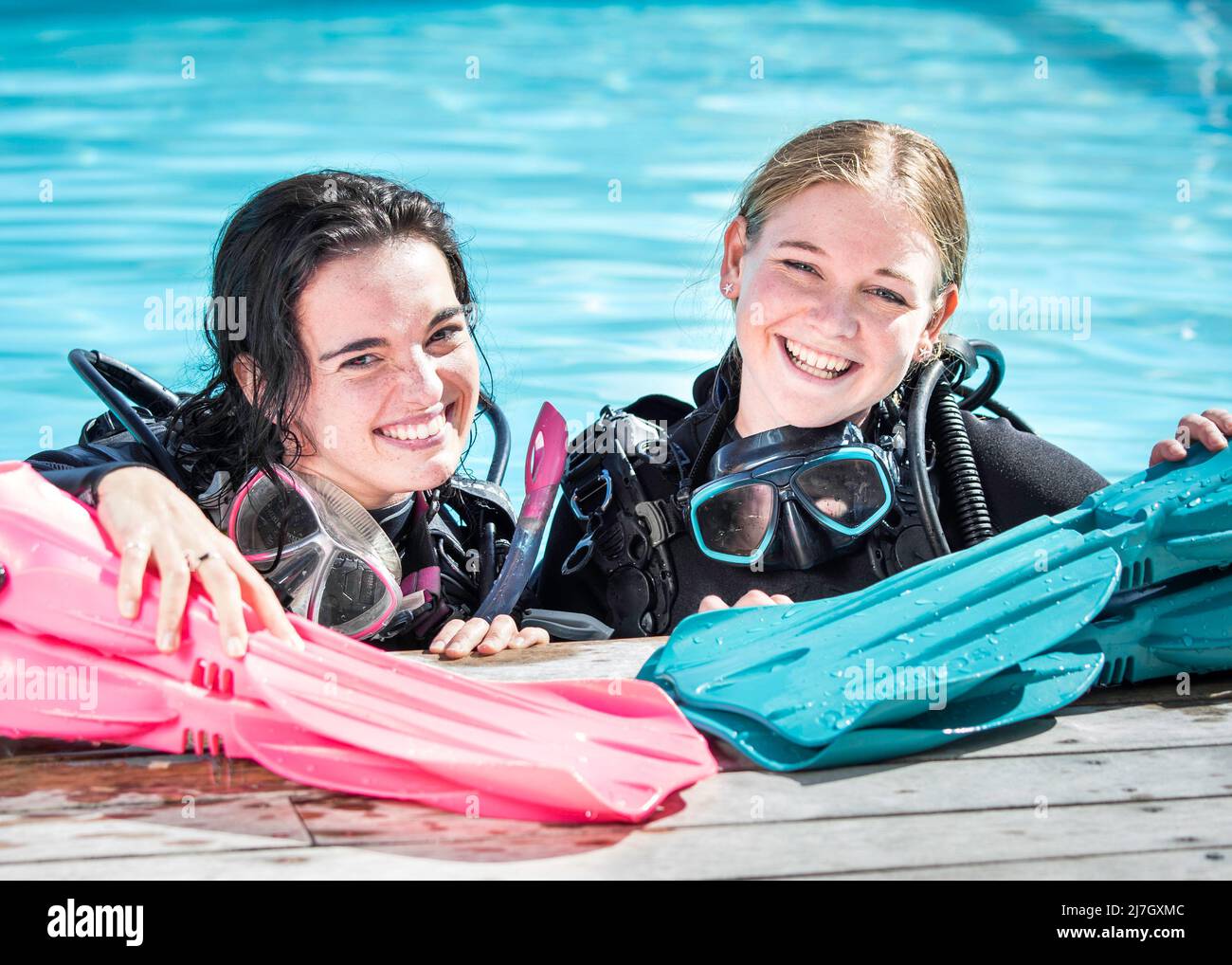 Women swimming pool diving hi-res stock photography and images - Alamy