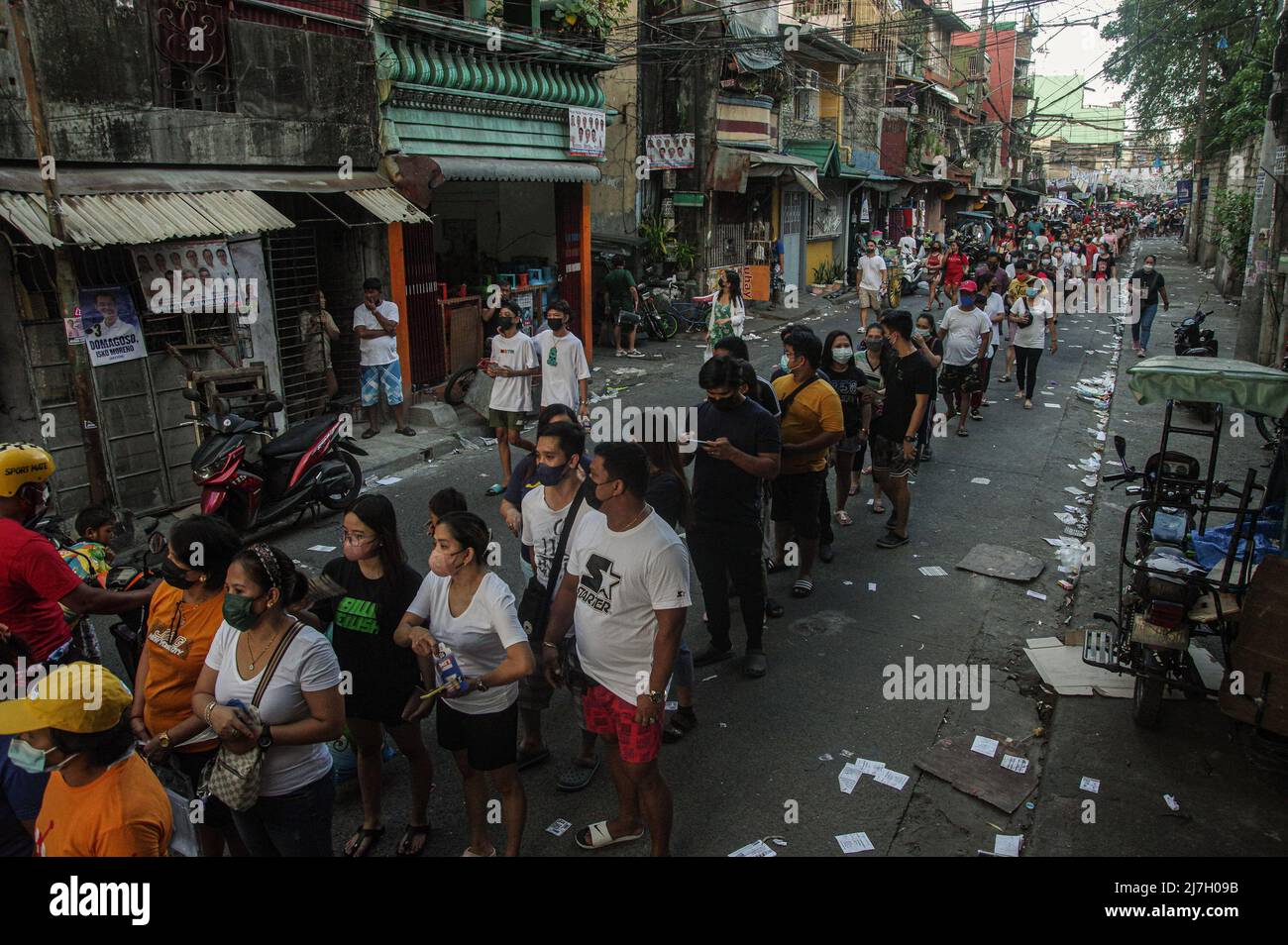 Voters endure long lines outside Tondo High School in Tondo, Manila ...
