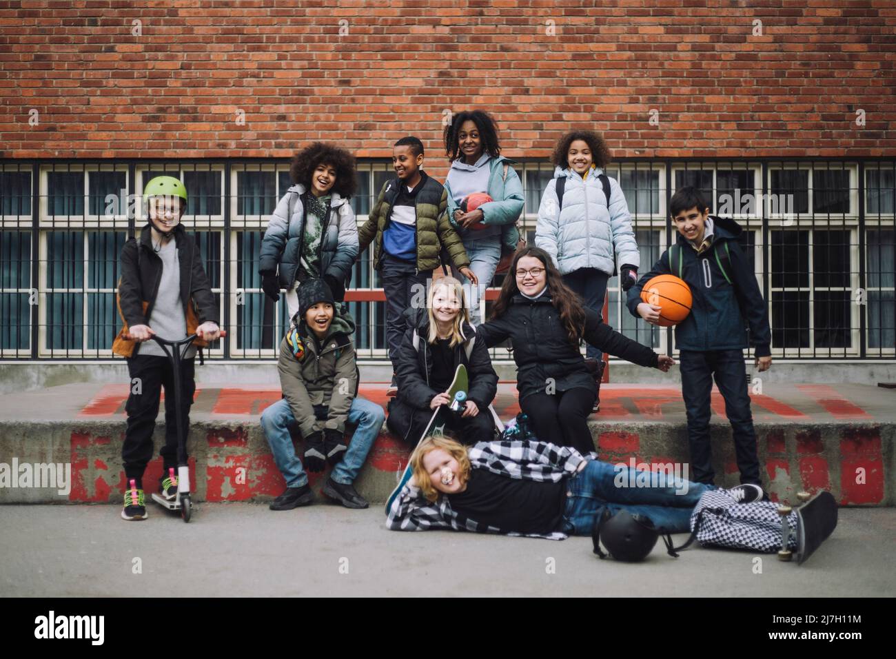 Group people in front building hi-res stock photography and images - Alamy