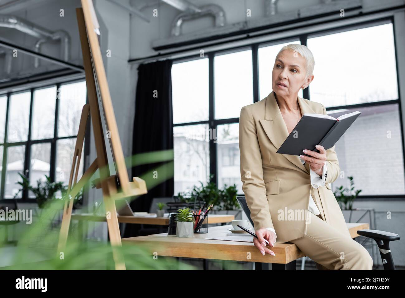 Woman banker desk hi-res stock photography and images - Alamy