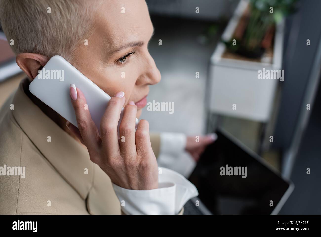 Senior woman laptop calling hi-res stock photography and images - Alamy